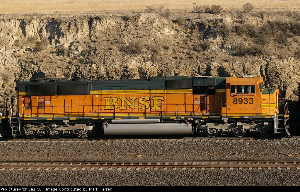 BNSF 8933